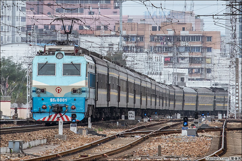 非人狂想屋 | 你的火车发源地 » 复出的SS8-0001牵引K325次