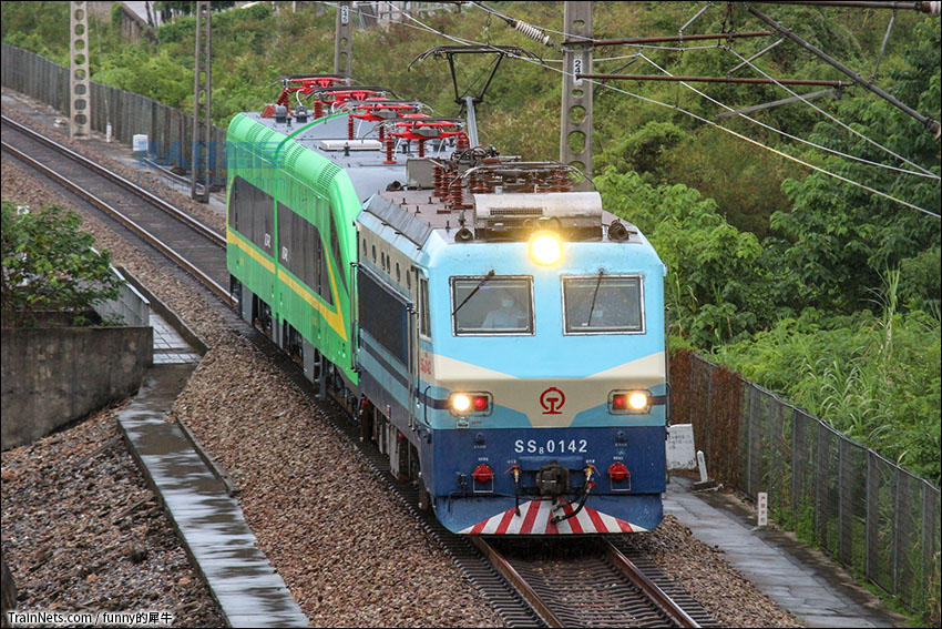 非人狂想屋 | 你的火车发源地 » SS8牵引两台军田出厂的“桶头”