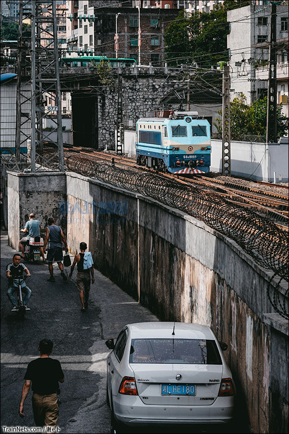 非人狂想屋 | 你的火车发源地 » SS8-0001前往京广正线换向
