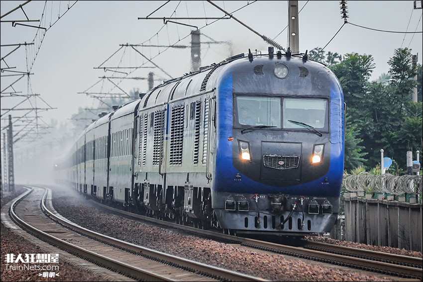 非人狂想屋 | 你的火车发源地 » 晚点近7小时的Z37次通过许昌