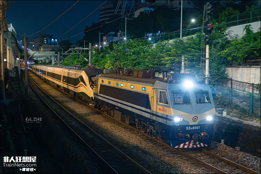 非人狂想屋 | 你的火车发源地 » SS8-0001回送广铁首批第一组“AD钙”