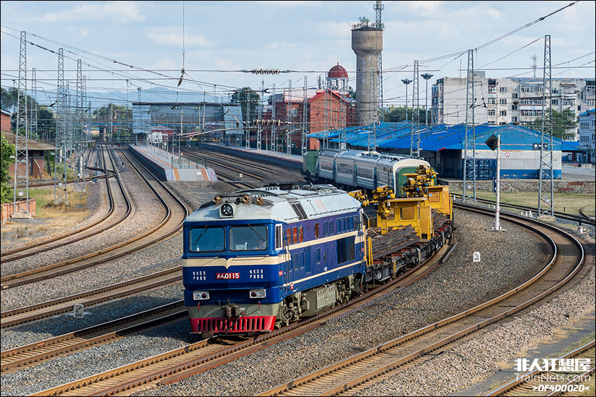 非人狂想屋 | 你的火车发源地 » DF8牵引工程车驶过阿城站