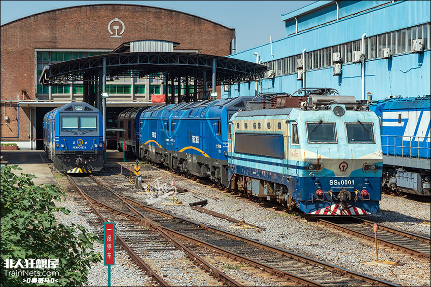 非人狂想屋 | 你的火车发源地 » SS8-0001与数台全新FXN5C共存